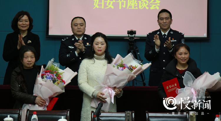 雪峰虽然走了但这个家不能散杨雪峰妻子黄雅莉获好警嫂表彰 上游新闻汇聚向上的力量